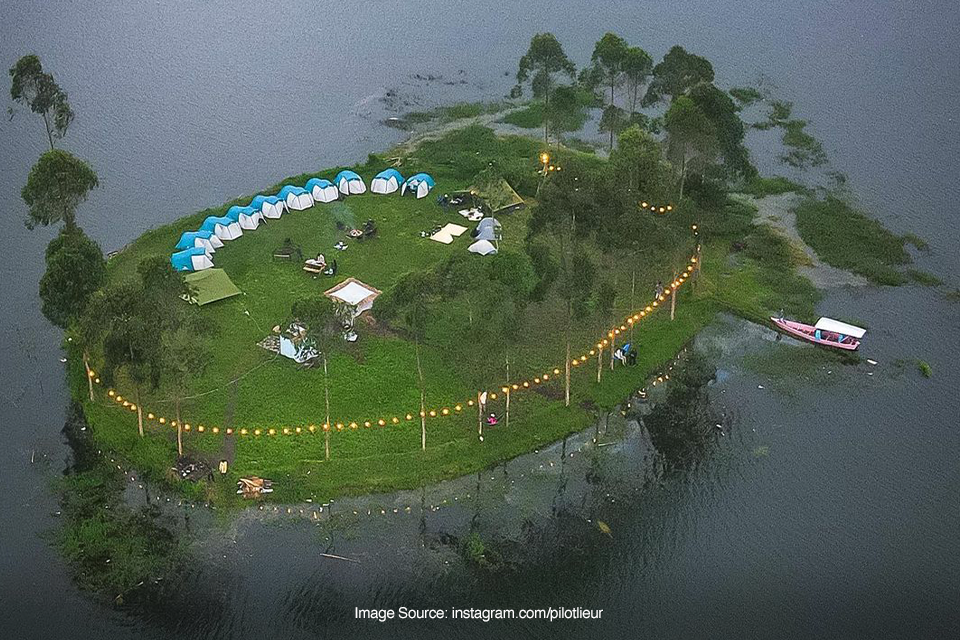 Serunya Camping di Nusa Manona, Pulau Kecil Tengah Danau yang Indah ...