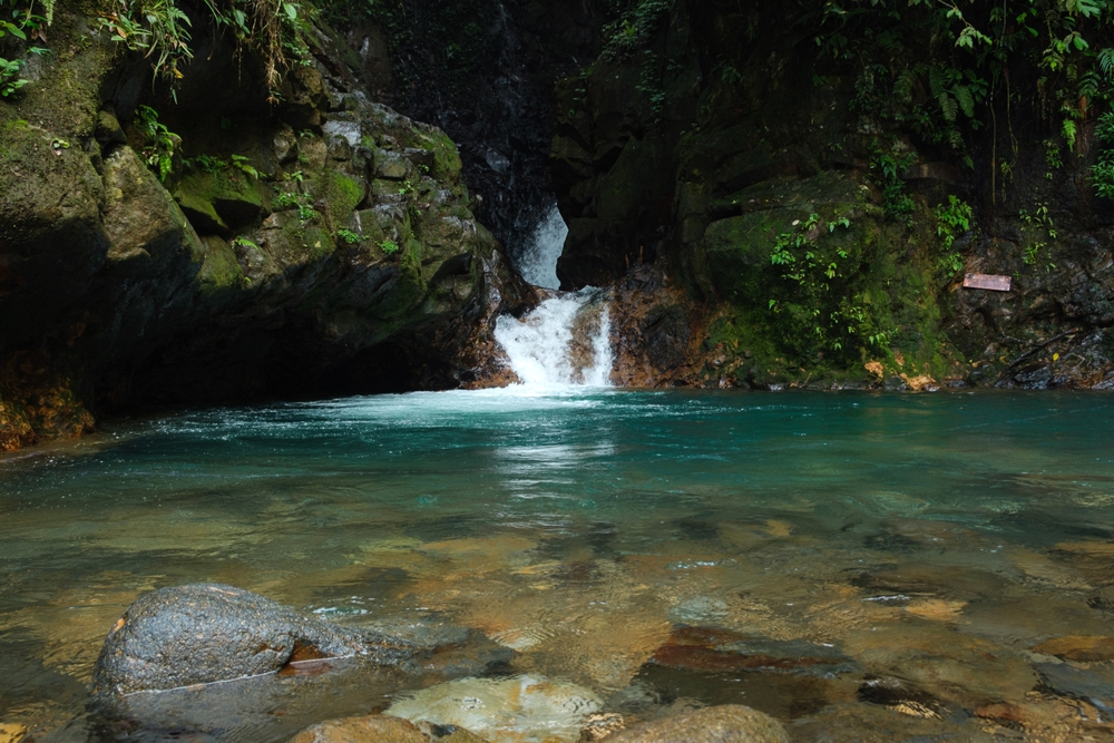 10 Curug Terdekat dari Jakarta untuk Lo Liburan Sehari | SUPERLIVE