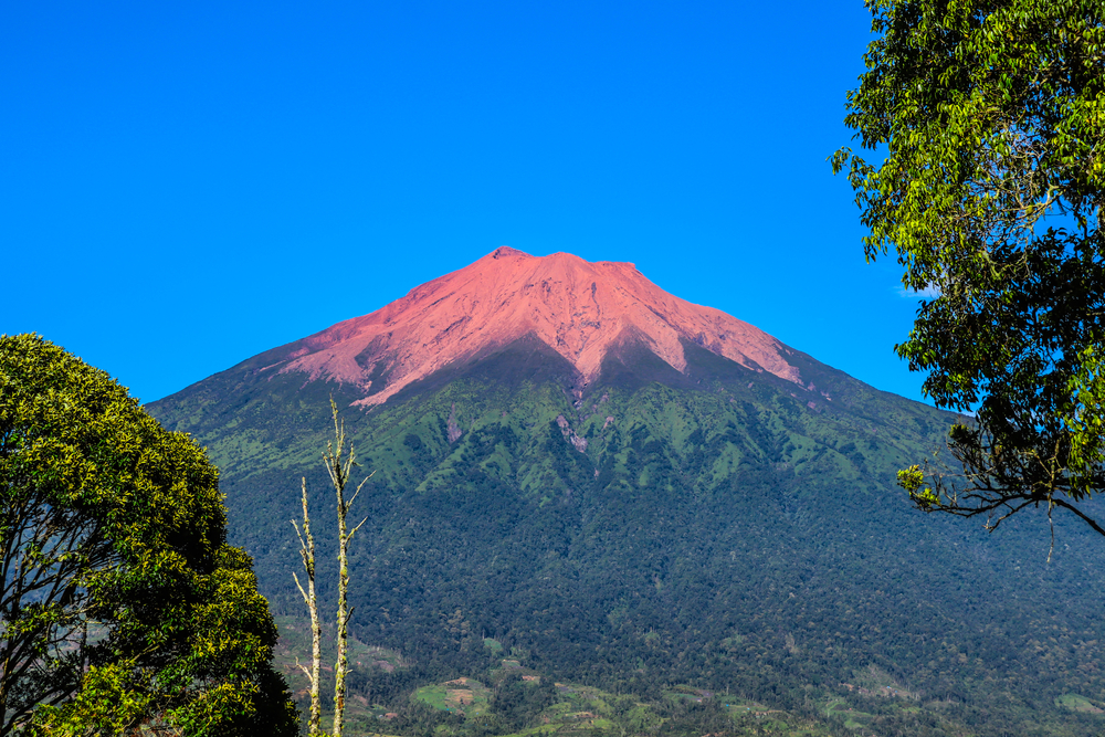 Ciri-Ciri Gunung Api Strato dan Contohnya di Indonesia | SUPERLIVE