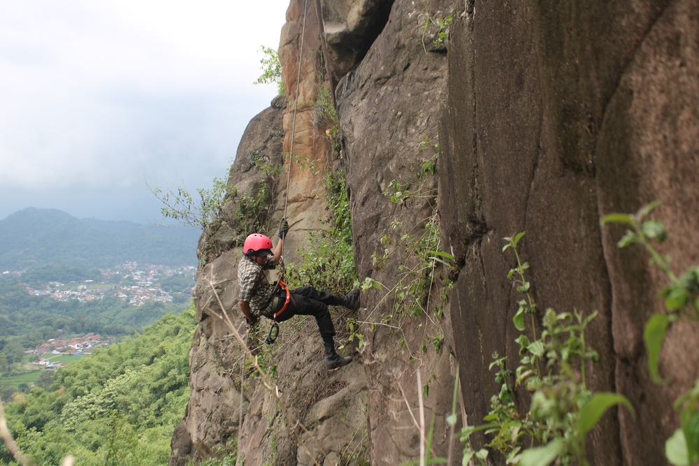 RAPPELLING HARUS TETAP PERHATIKAN KEAMANAN DAN KENYAMANAN DENGAN ...