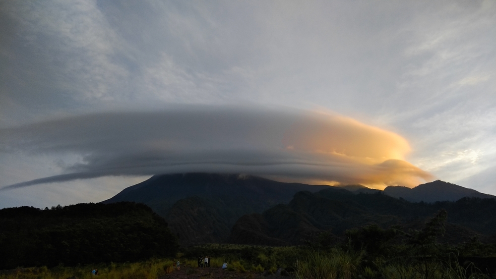 DI PUNCAK GUNUNG MUNCUL AWAN BERTOPI, APA ARTINYA? | SUPERLIVE