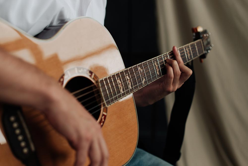8 Cara Mudah Memainkan Gitar Bagi Pemula, Pasti Bisa! | SUPERLIVE
