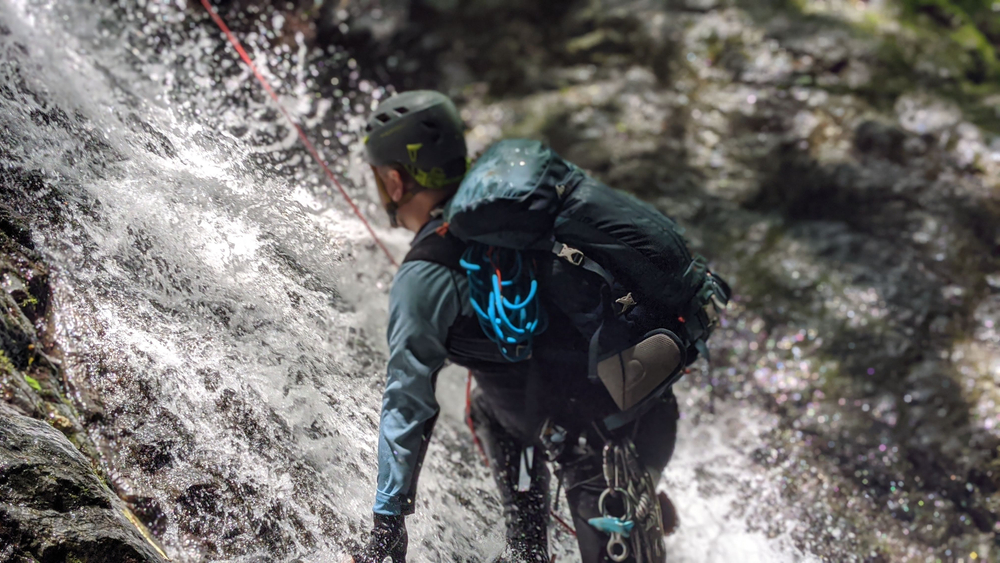 Shower Climbing di Curug Leuwi | SUPERLIVE