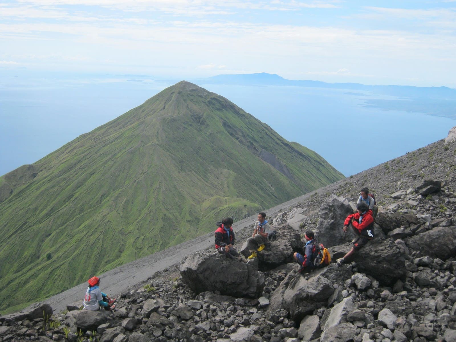 Selain Rinjani, Ini Gunung Lain di Nusa Tenggara Barat yang Nggak Kalah ...
