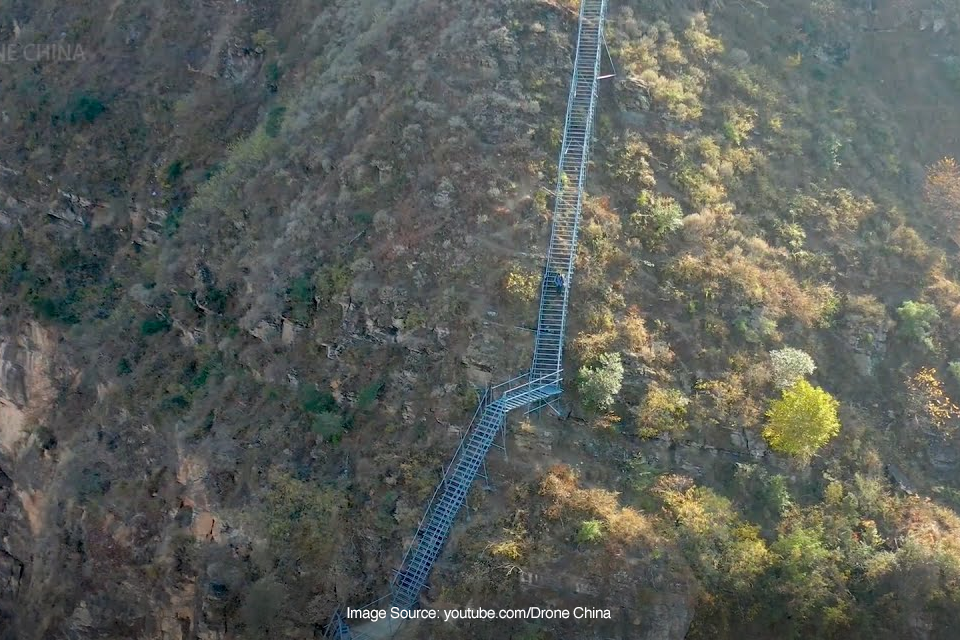 Tangga Maut Atuleer Village, Penopang Hidup Warga Desa di Tebing ...
