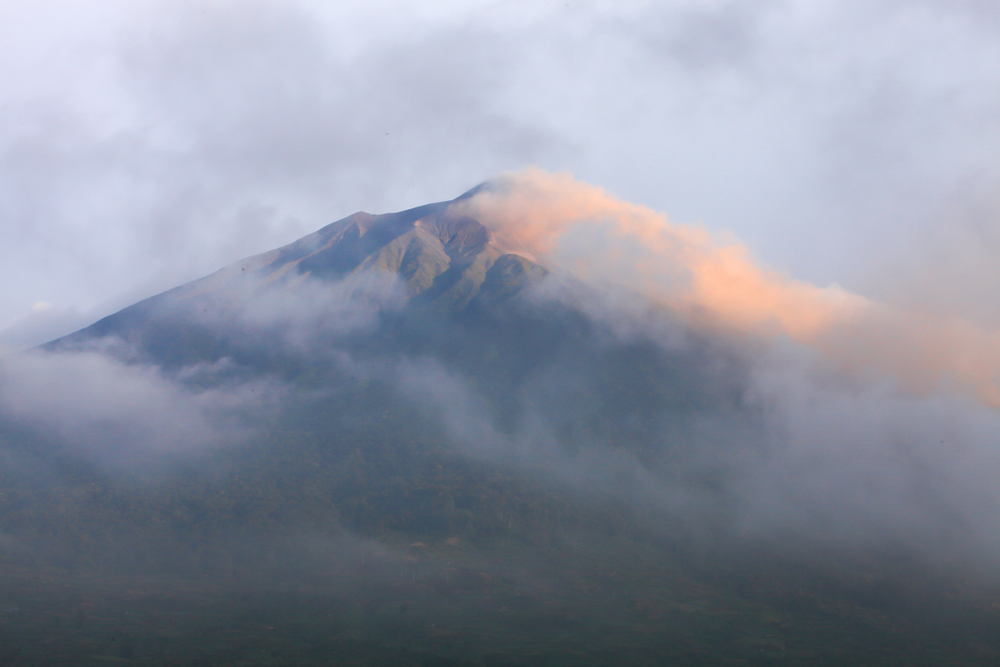 Selain Menjadi Salah Satu Gunung Tertinggi Ada Mitos yang Menyelimuti ...