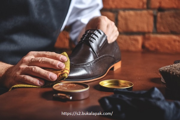 Cara Tepat Merawat Sepatu Biar Tetap Kuat dan Nyaman Saat Dipakai ...