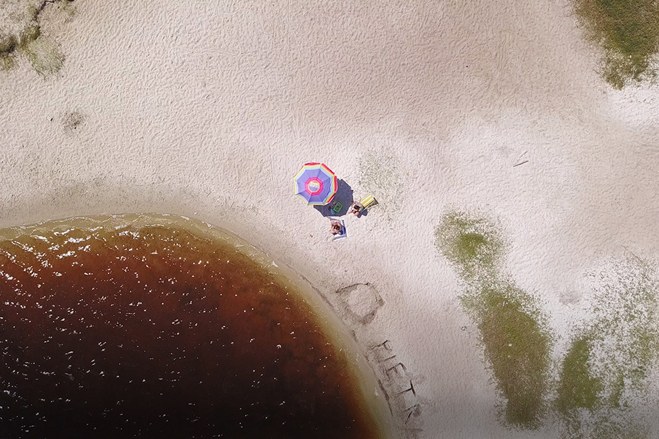 Uniknya Coca Cola Lagoon, Pantai Cokelat Seperti Minuman Bersoda ...