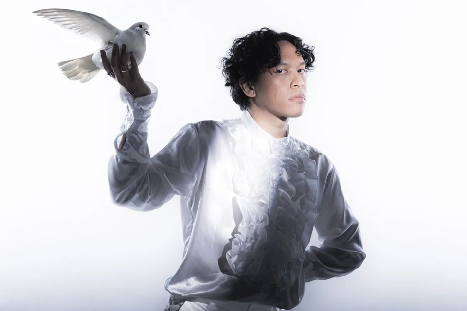 Hindia Beri Kejutan dalam Mixtape Bertajuk “Doves, ‘25 on Black Canvas” | SUPERLIVE