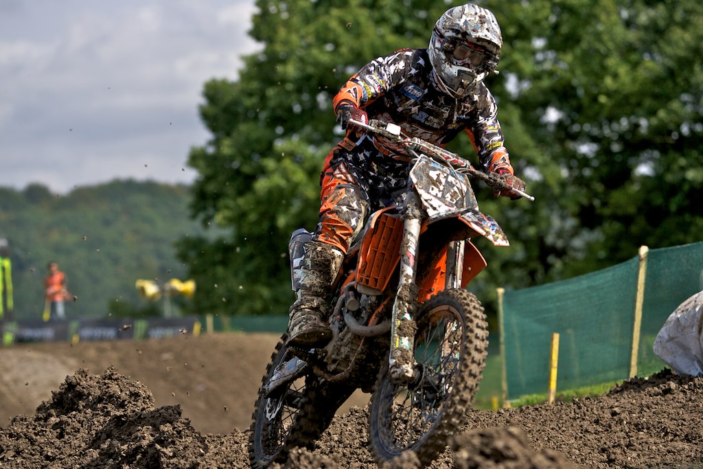 AWAS CELAKA! Begini Cara Benar Teknik Cornering di Motocross yang ...