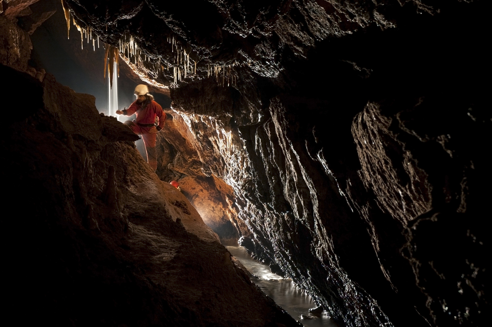 Peralatan yang Dibawa Saat Caving Menyusuri Gua | SUPERLIVE