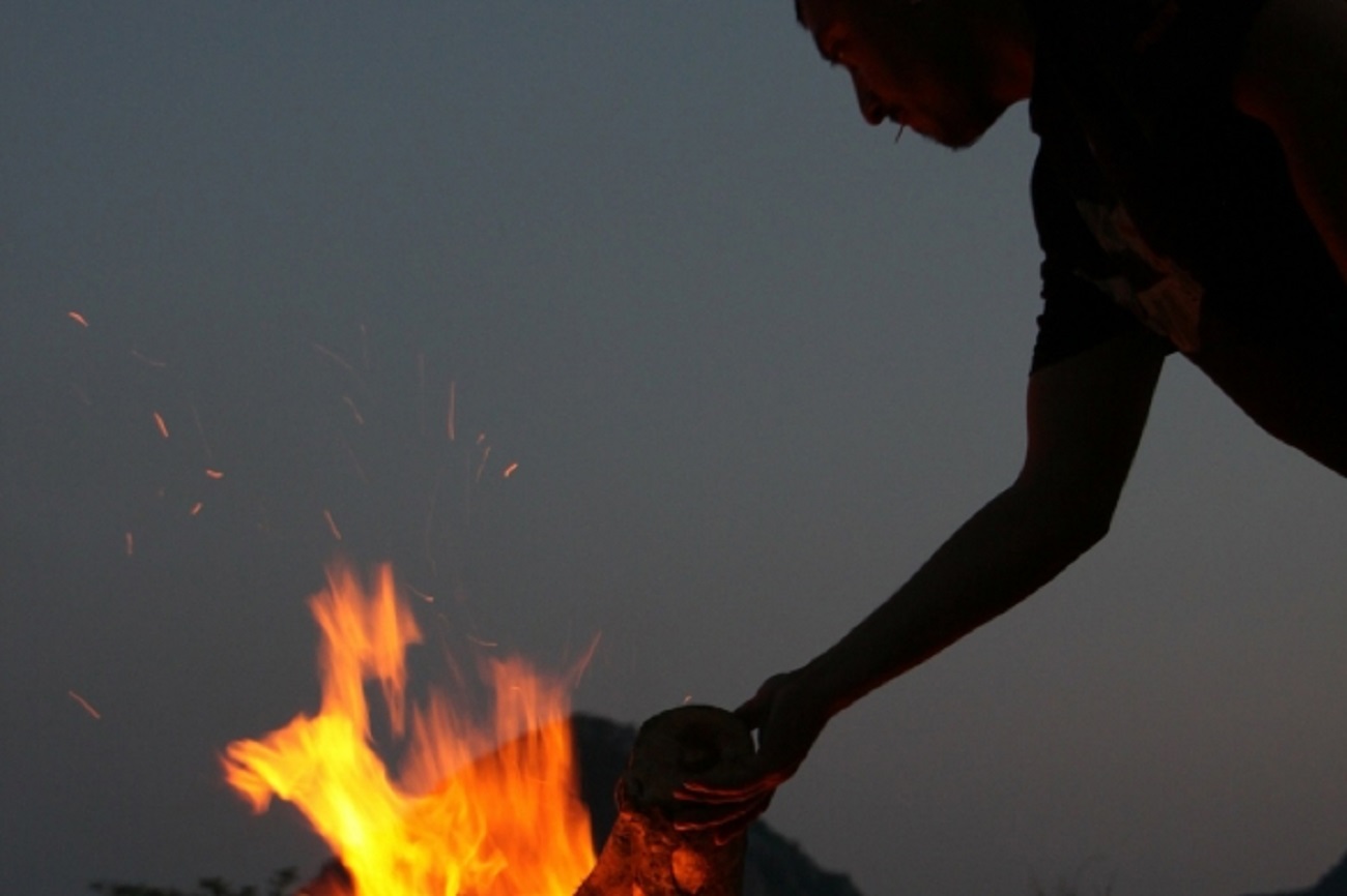 Nggak Punya Minyak? Bahan-Bahan Ini Bisa untuk Memancing Api Unggun ...