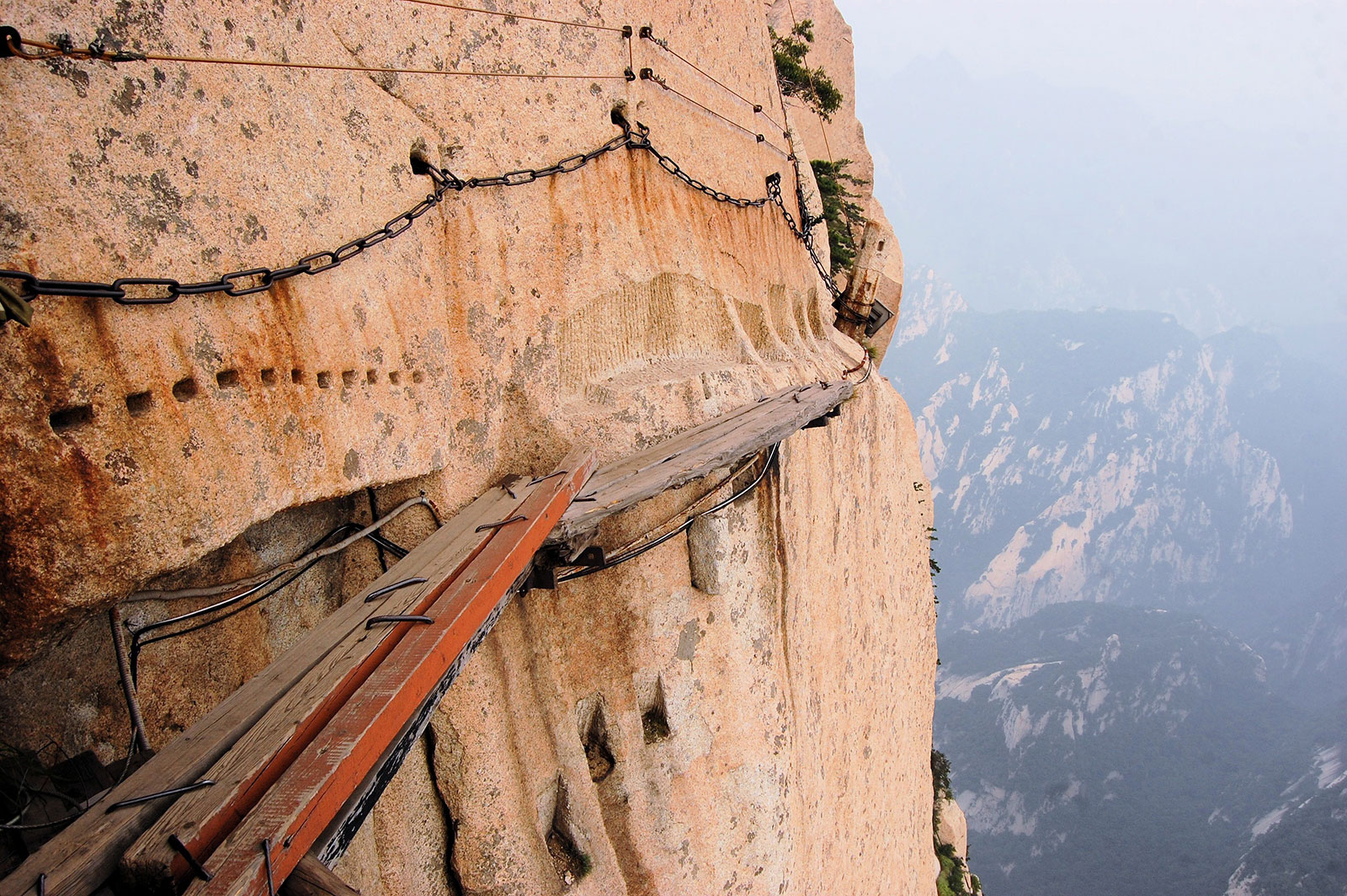 Cliffside Plank Path of Hua Shan yang Bikin Ngeri | SUPERLIVE