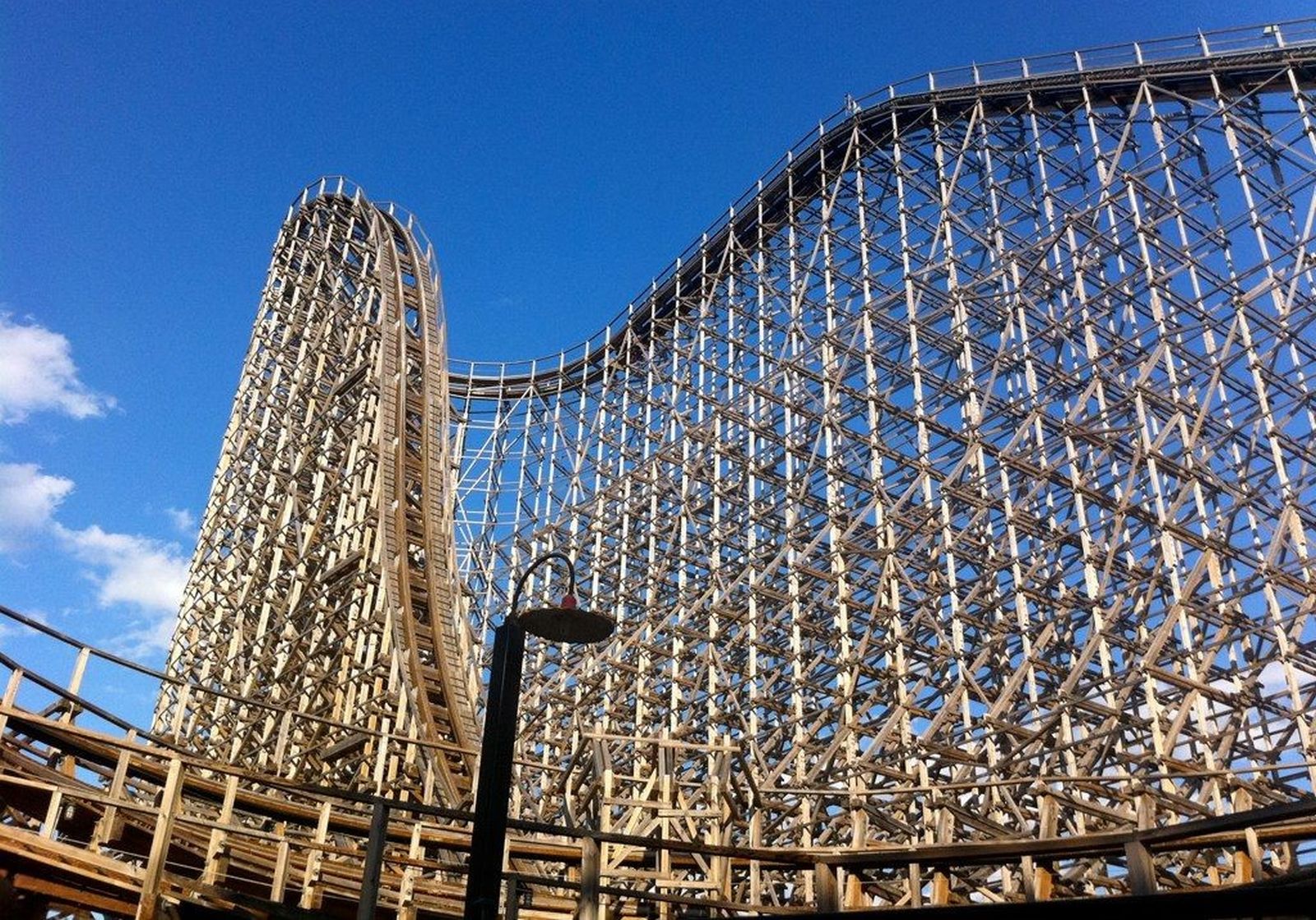 Awas Jantungan Bro! Roller Coaster Kayu Ini Punya Pudunan Mematikan ...