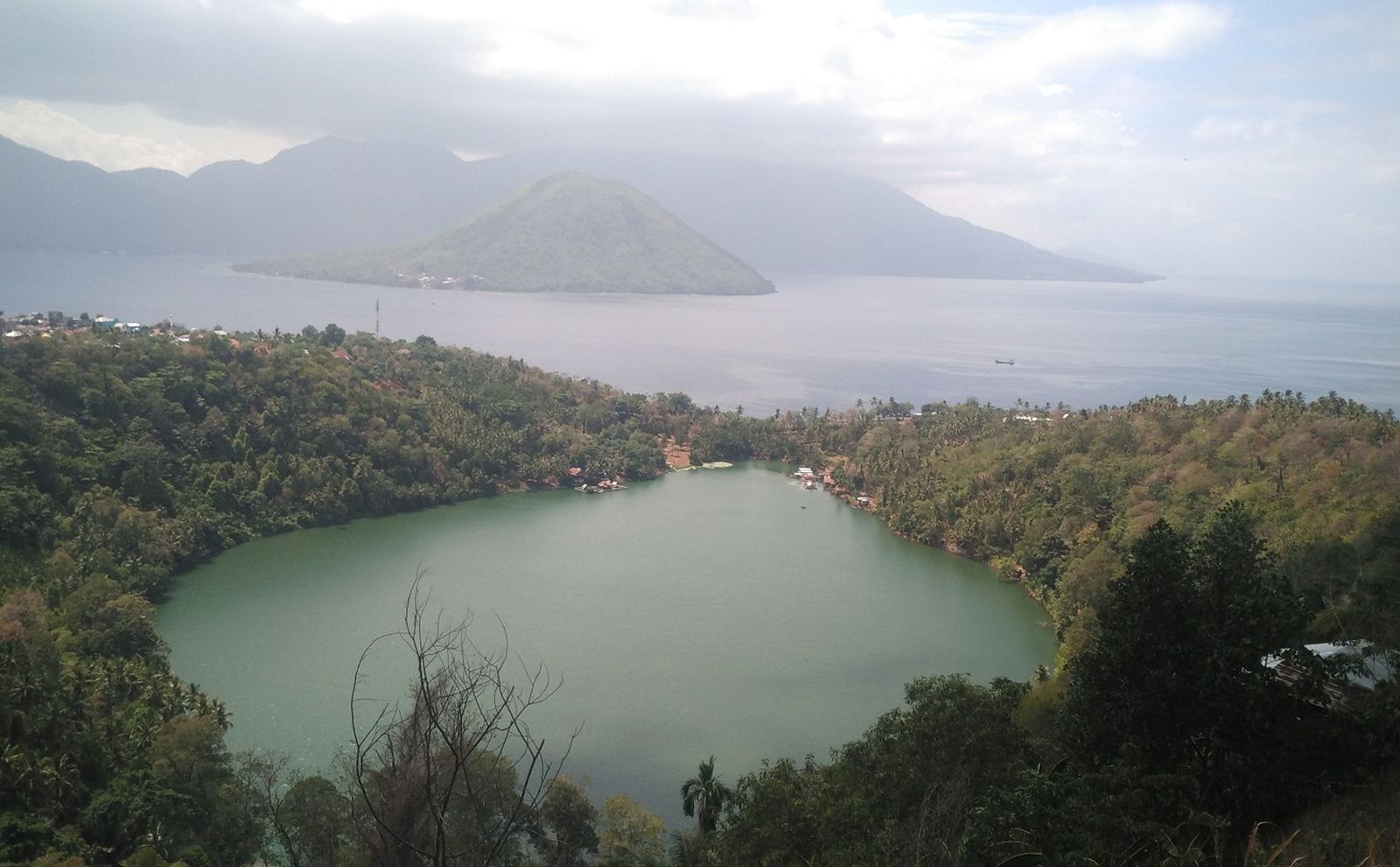 Intip Sejuta Pesona Danau Ngade Di Ternate yang Bisa Bikin Lo Melongo ...