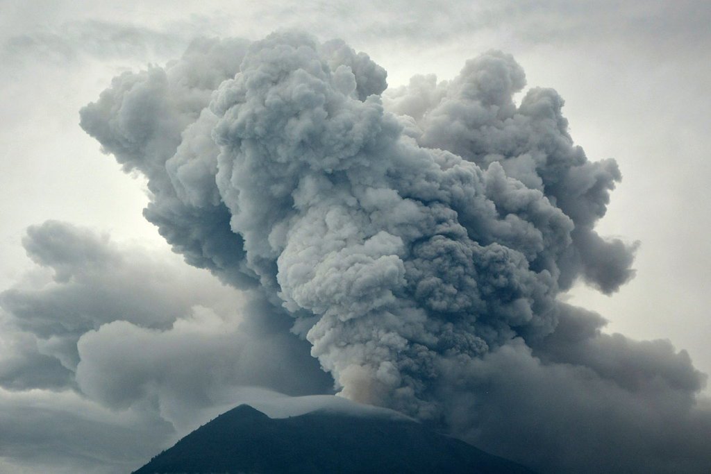 Gunung Agung Kembali Erupsi, Berikut 4 Fakta Mengejutkannya! | SUPERLIVE