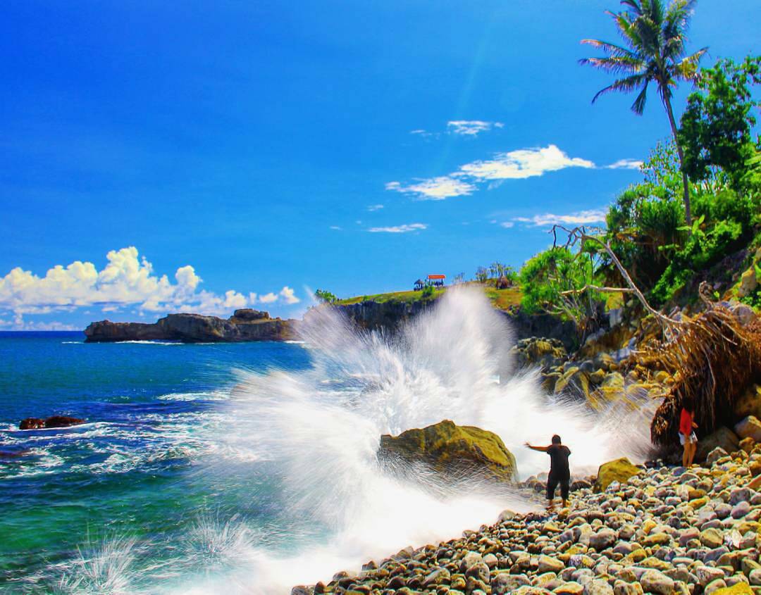 Keindahan Alam Kebumen Terpancar di Pantai Watu Bale yang Menyimpan ...