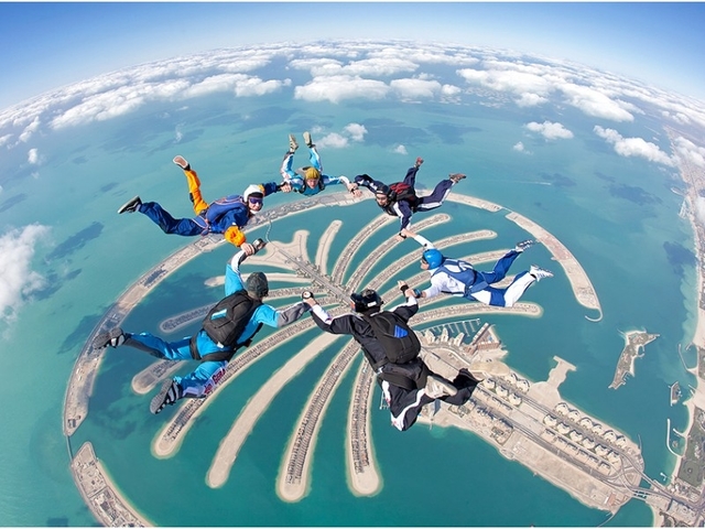 Buat Lo yang Suka Skydiving, 7 Spot Wisata Ekstrim Dunia Ini Bisa Jadi ...