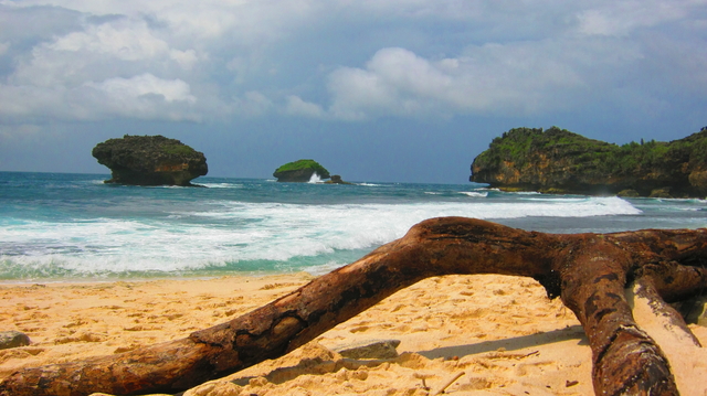 Rekomendasi 5 Pantai di Pulau Jawa dengan Panorama Asri | SUPERLIVE