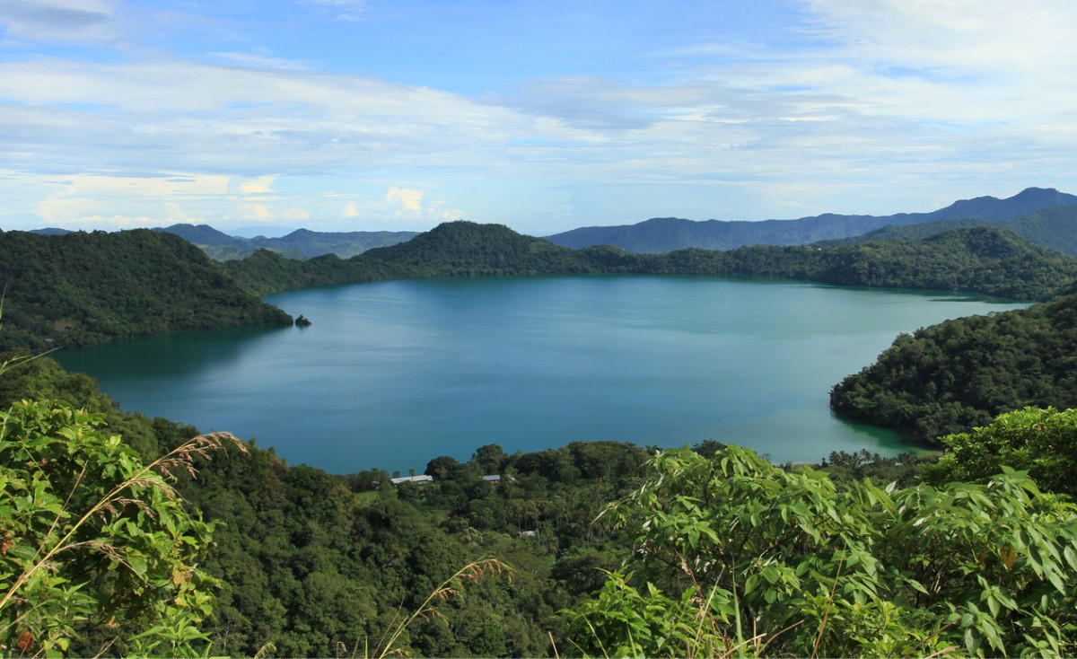 4 Danau Asal Indonesia dengan Ciri Khas Unik, Panoramanya Ampuh Usir ...