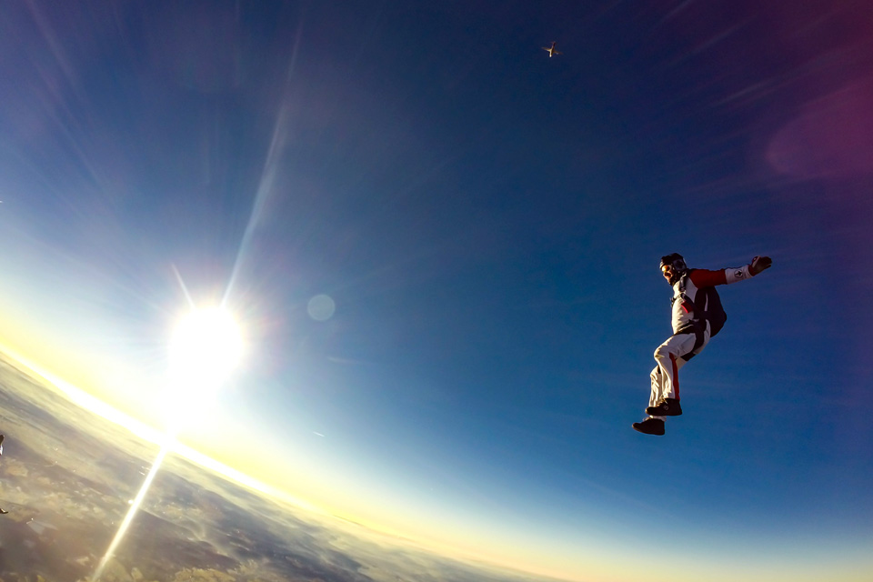 Bikin Tegang! Ini Kisah Skydiver Pertama yang Terjun Bebas Tanpa ...
