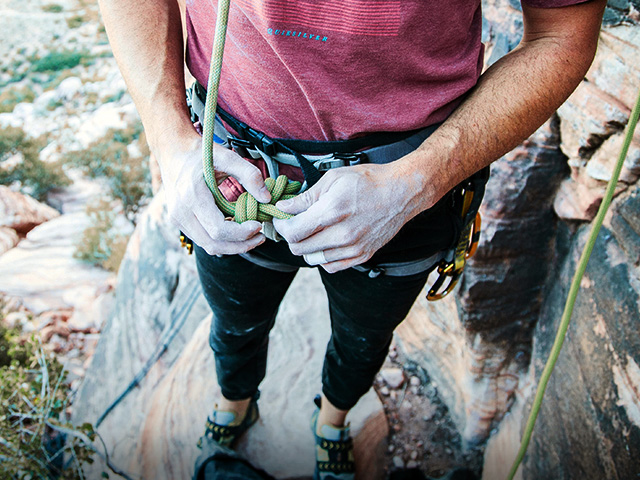 Ini Bro Perbedaan Rappeling Sama Abseiling yang Harus Lo Tahu! | SUPERLIVE