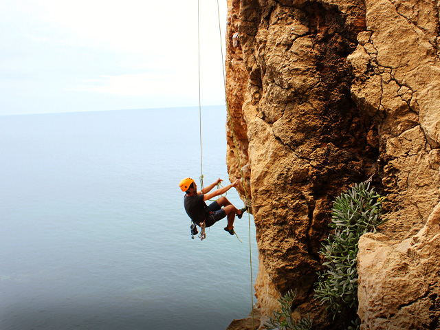 Ini Bro Perbedaan Rappeling Sama Abseiling yang Harus Lo Tahu! | SUPERLIVE