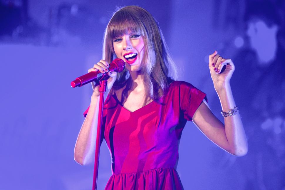 Taylor Swift Pecahkan Rekor 54 Tahun Milik The Beatles | SUPERLIVE