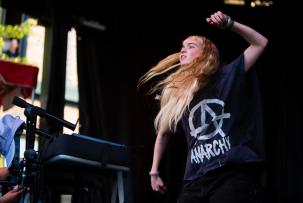 Grimes di Tahun 2021: Rilis Album Remix Miss Anthropocene dan ...